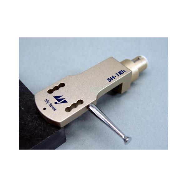 高信頼度設計のツインキーロック方式と光輝ロジウムメッキ・コンタクトを採用材質：アルミニウム合金（A-5063S）取付方法：ツインキーロック方式 リード線：OFC縒線（MR-1 Rh）ターミナルピン：光輝ロジウムメッキ ターミナルコネクター：...