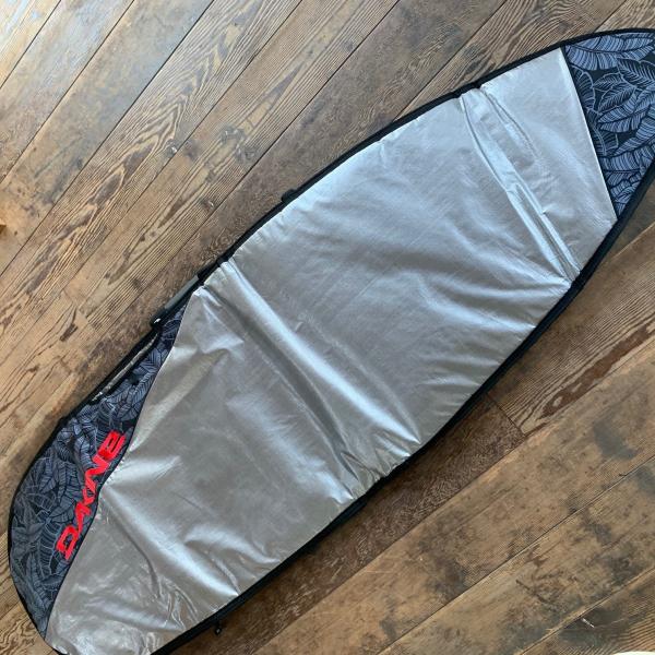 メーカー商品名：DAKINE DAY LIGHT SURF 6.3 THRUSTERDAKINE LOGO 刺繍付きショルダーストラップ付き（ショルダーをしまえるポケットあり）内部に小さなポケットありボードの保管中に傷をつけやすいNoseを...