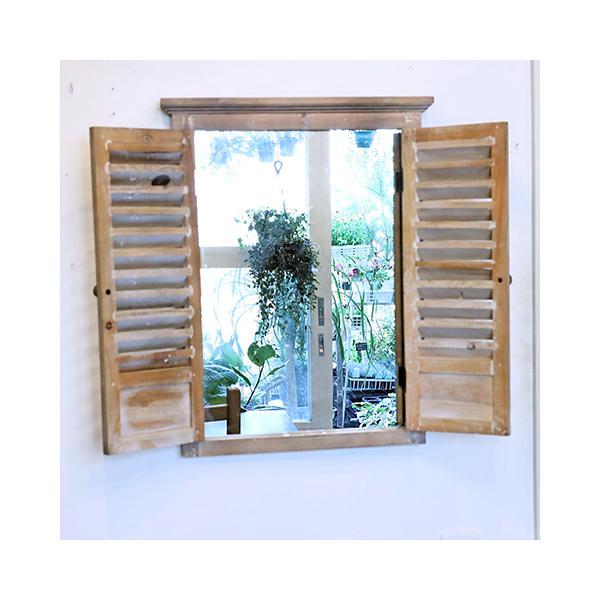 ウィンドウフレームのミラー付きオーナメントです。(サイズW46.5cm×D4×H61cm ミラーサイズW37×H52　重量：4.2kg)（材質：木製 色：ナチュラルブラウン）木製のアンティーク仕立てナチュラル色、おしゃれな窓型壁掛けディスプ...
