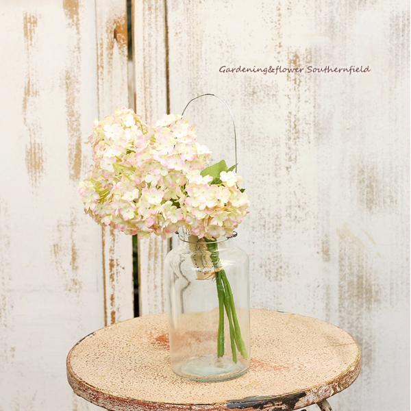 シンプルなフラワーベースの花瓶です。（サイズ・W80×H2.8　材質・ガラス　色・透明）シンプルな花瓶なので造花やドライフラワーでお洒落な雰囲気になります。玄関先やお部屋のアクセントに♪＊写真のお花は別売りです。＊梱包箱はリサイクル箱での発...