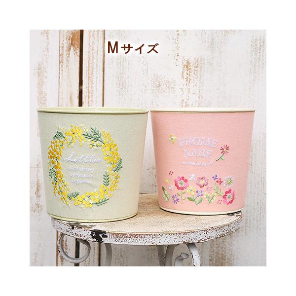 おしゃれなデザインの刺繍ブリキポット Mサイズです。ご希望のカラーがございましたらオプションからお選びください。（在庫状況によりご希望に添えない場合がございます。）※植物は別売りです。ピンクはフラワー柄。イエローはミモザ柄。どちらも可愛らし...