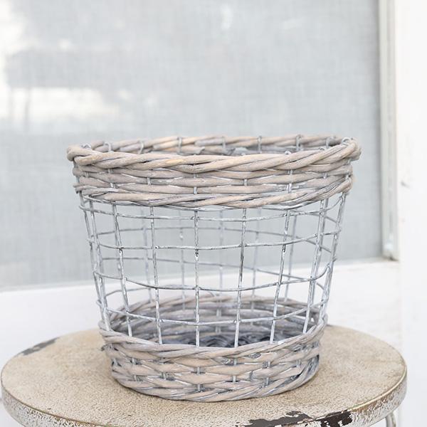 現品 ナチュラルなグレーワイヤーメッシュ×木製かごバスケット。ワイヤーメッシュと木製かごを合わせたおしゃれなバスケット です。花植物を入れる鉢カバーとして、収納物入れ、ダストボックスなどにもご利用いただけます。※画像の植物は別売りです。(サ...