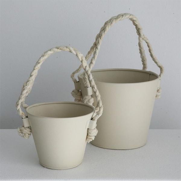 ブリキポット ハンドルバスケット クリームSサイズ。 (サイズ W14×D13×H10cm　口径 12.5cm　深さ 9.5cm　材質：スチール 麻　色：クリーム　底穴無し）シンプルデザインのスチール製のポットです。持ち手部分が麻素材でナチ...