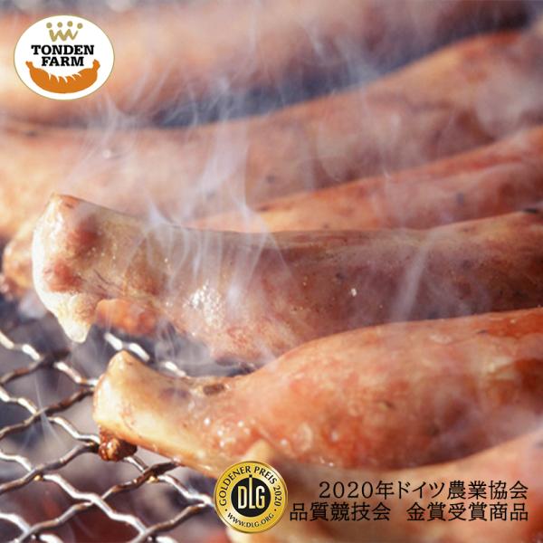 肉塊を大きくし、パリッとした歯ごたえのある荒挽タイプ。トンデンオリジナル配合の香辛料が絶妙な味付け。少しピリッとしたブラックペッパーの味が食欲をそそります。骨を手に持ち、かぶりつくとパリッとした食感とスモークの香りと肉汁が口の中に広がります。