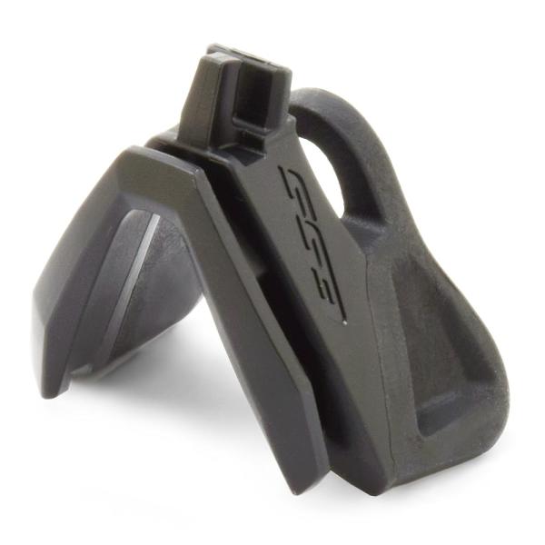 「商品情報」説明ESSは元来、欧米人向けに作られています。 ICEシリーズ、CROSSBOWシリーズのサングラスを購入した際標準で装着されているノーズクリップは欧米人に最適化されたLOWサイズになります。 これは人によっては頬が密着したり額...