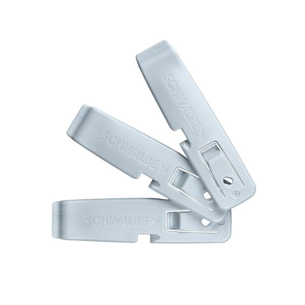 「商品情報」大人気のシュワルベ(SCHWALBE)タイヤレバーが、さらに進化！両手が自由に使える“クリップ機能”が改良され、リムフランジに固定するクリップの位置を反転。さらに、スポークに固定できるくぼみが追加され、レバーの固定力が大きく向上...