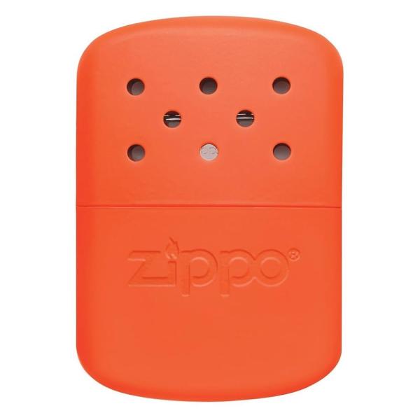「商品情報」Zippoハンディウォーマーは繰り返し何度も使えるカイロです。使い捨てカイロの約13倍の熱量、1回の注油で最大約12時間発熱、さらに有害ガスを発生しません。ポケットにすっぽり収まるサイズで零下30度の環境下でも使用可能です。「主...