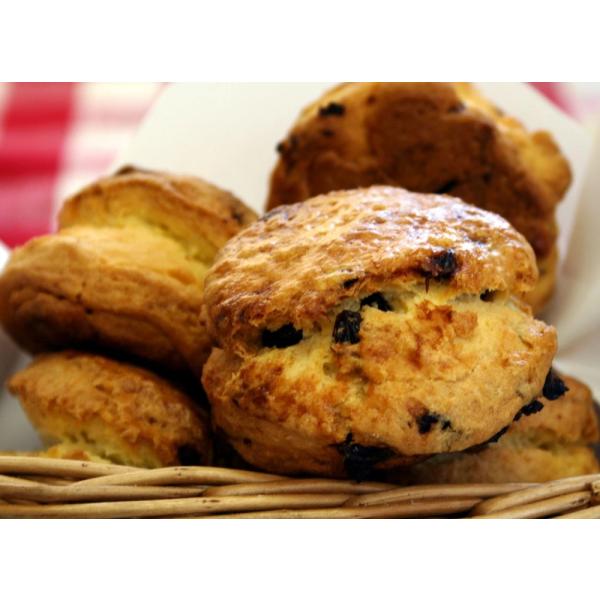 ご注文を頂いてから1個ずつ丁寧に心を込めて作ります！バターは、もちろん国内産フレッシュバター、卵は地元で採れた「太陽卵」を使用。甘さをおさえた手づくりのスコーンです。そのままでもGOOD！ですが、クロテッドクリームやジャムなどをつけてお召し...