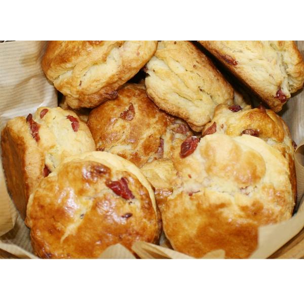 ご注文を頂いてから1個ずつ丁寧に心を込めて作ります！バターは、もちろん国内産フレッシュバター、卵も地元で採れた「長崎の太陽卵」を使用。甘さをおさえた手づくりのスコーンです。そのままでもGOOD！ですが、クロテッドクリームやジャムなどをつけて...