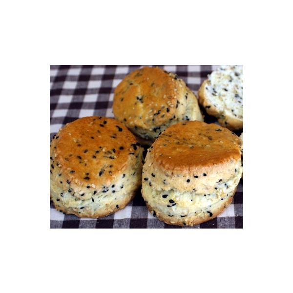 ご注文を頂いてから1個ずつ丁寧に心を込めて作ります！バターは、もちろん国内産フレッシュバター、卵は地元で採れた「長崎の太陽卵」を使用。甘さをおさえた手づくりのスコーンです。そのままでもGOOD！ですが、クロテッドクリームやジャムなどをつけて...