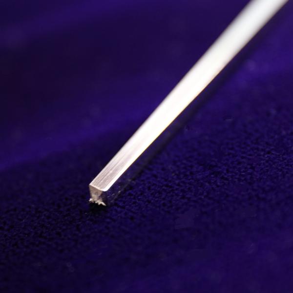 もりぎん　平角線　シルバー925　Ag925　銀　2.5×2.5×200ｍｍ　【商品】Ag925　平角線　　2.5×2.5ｍｍ長さ　200ｍｍ数量　約12.9g　山梨県唯一の地金メーカーが自社で製造している高品質な銀材料です。【発送】送料無...