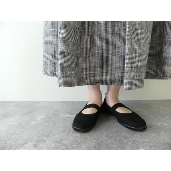 colorBLACKMONOsize23.0cm23.5cm24.0cm24.5cm25.0cmqualitySOLE：PVCUPPER：Polyester Suede fabricMADE IN JAPANモデル身長　162　cmメーカー...