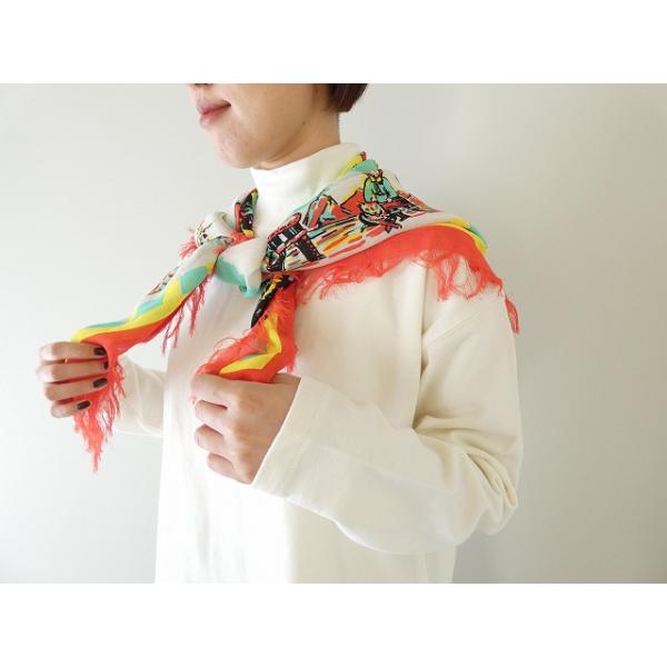 colorNATsizeF( 約95×100cm フリンジ除く )qualityレーヨン85％　リネン15％　日本製モデル身長　162　cmメーカー希望小売価格　￥　14,800+税当店の商品は実在店舗でも同様に販売をしているため、タイムラ...