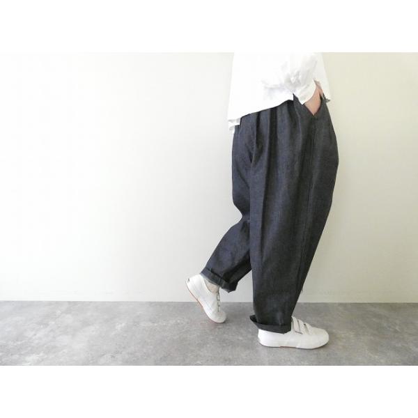 color(045)デニムsizeF( ウエスト 〜90cm また下 65cm 総丈 98cm ウエストゴム・ひも付き )quality綿　100%モデル身長　158　cmメーカー希望小売価格　￥　15,500+税当店の商品は実在店舗でも同...