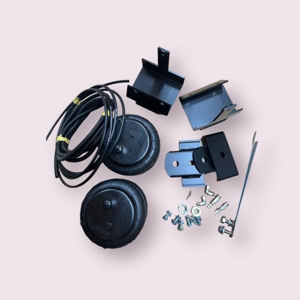 乗り心地を快適に！！微振動や初動の突き上げを激減させます。せっかくフロントを上げて水平にしても重量物を乗せた時や、トレーラーを接続時、燃料満タン時などのリアの下がりも解消できます。車高も思いのままに変更できます。純正車高から、４インチアップ...