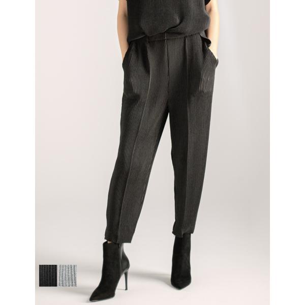 ・リラクシーな着こなし、時代にとらわれないファッション性さまざまなシーンに活躍"・シンプルながらディテールにこだわった、通年着用できるテーパードパンツ・プリーツの縦ラインがシャープな印象に、縦長シルエットで脚長効果抜群です・生地のハリと重み...