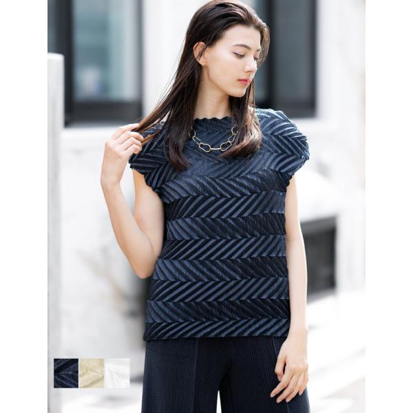 ・モードな迫力をプラスするメリハリのあるプリーツ 薄着となる夏の装いを洗練されたスタイルに 大人のセンスと個性が光る一着・凹凸のあるプリーツの立体感が身体のラインを拾いにくく体系カバーに◎・スポッとかぶれて、伸縮性があり、コンパクトに畳んで...