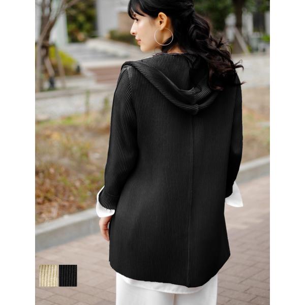 ・軽い着心地で朝晩の寒暖差対策に活躍するフード付きジャケット！ラフ見えし過ぎずお仕事スタイルから旅行などシーンレスなアイテム・プリーツならではのコンフォートな伸び感で、体型の変化にも対応でき、ニットのような着心地！毛玉にらないのもうれしいポ...