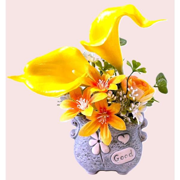 幸運・元気カラーに花器には「Good」の文字花器はブルーグレーのアンティーク調商品サイズ：高さ約19cm/幅・約15cm（花先含）花材種類：造花※クリアケース・ラッピング