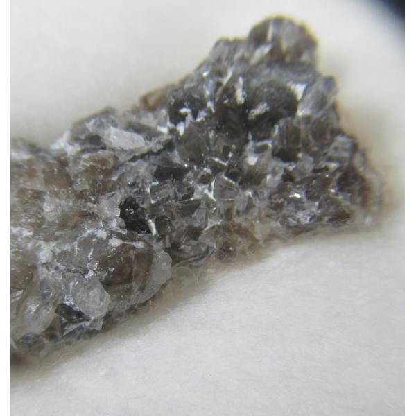 五水灰硼石(PENTAHYDROBORITE)産地　岡山県高梁市備中町布賀鉱山インクルージョンのため黒く見えることから黒ペンタ(通称)と呼ばれています。通常の五水灰硼石と比べても、産出量が極端に少ない標本となります。また、五水灰硼石自体が世...