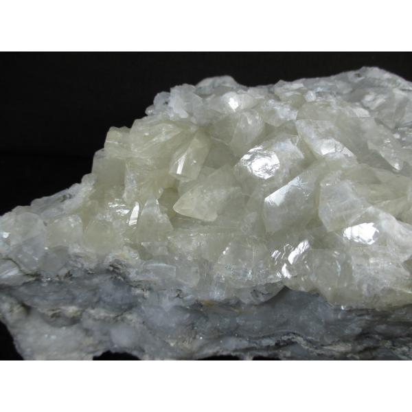 方解石(CALCITE）産地　鹿児島県いちき串木野市串木野鉱山濃紅銀鉱の結晶や方解石の蝶型双晶で有名な串木野鉱山の大型標本。最大3cm弱の犬牙状方解石結晶が見られます。蝶型双晶は見られません。