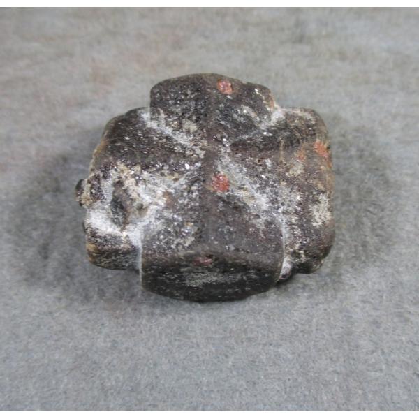 十字石(STAUROLITE)産地　State of New Mexico U.S.A.十字形をした十字石双晶。母岩中から取り出したもので。ざくろ石を伴っています。