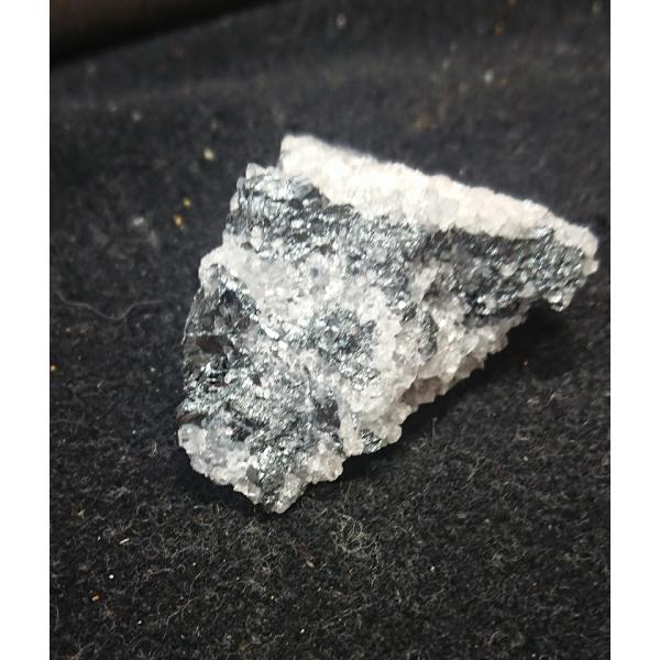 赤鉄鉱(HEMATITE)産地　岩手県北上市和賀町和賀仙人鉱山結晶した鏡鉄鉱と呼ばれるタイプのもの。雲母鉄鉱とも呼ばれます。金属光沢が美しい。
