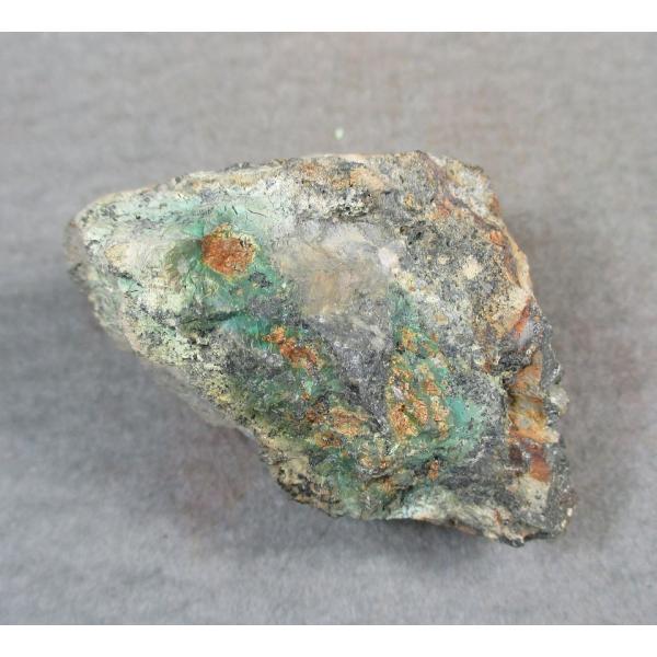 孔雀石(MALACHITE)産地　岐阜県加茂郡東白川村五加鉱山母岩の空隙を埋めるもの。珪孔雀石の可能性もあります。