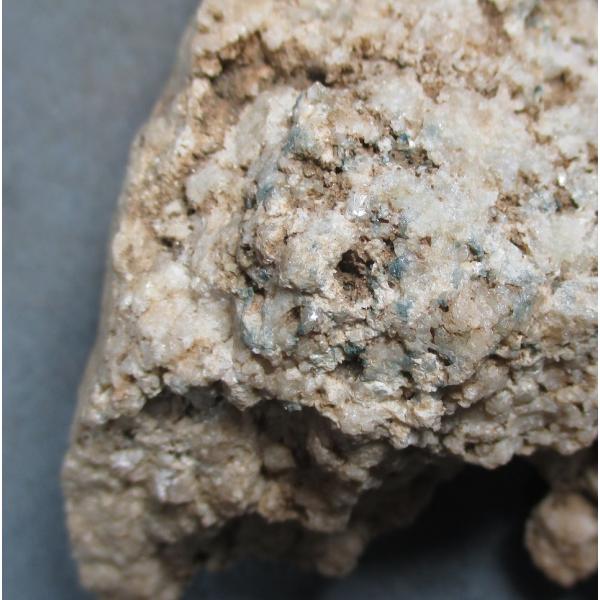 スピネル：尖晶石(SPINEL)埼玉県秩父郡大滝村秩父鉱山石灰沢秩父鉱山の一角にある石灰沢より得られるスピネル。母岩中や小さな空隙中に見られますが結晶形ははっきりしていません。おもに1mm未満の小さなものです。