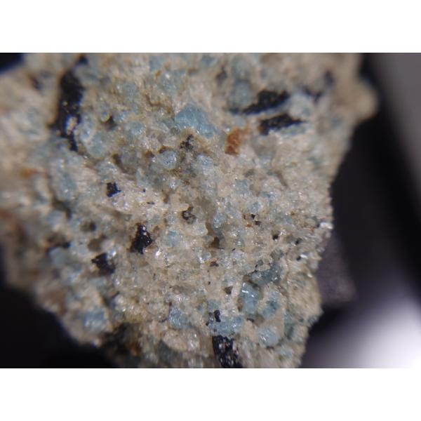 アウイン(HAUYNE)産地　Mendig Eifel,Germany淡い青色の鉱物。1mm前後の結晶が母岩中に沢山見られます。