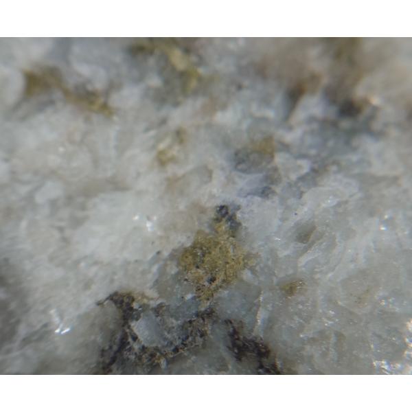 杉石(SUGLITE)産地　愛媛県越智郡上島町岩城船閃長岩に含まれる鶯色の杉石。杉石といえば南アフリカ産の赤紫色のものが有名ですが、本来の杉石はこのような目立たないものです。また短波紫外線で蛍光する鉱物が含まれていますが、これは以前片山石と...