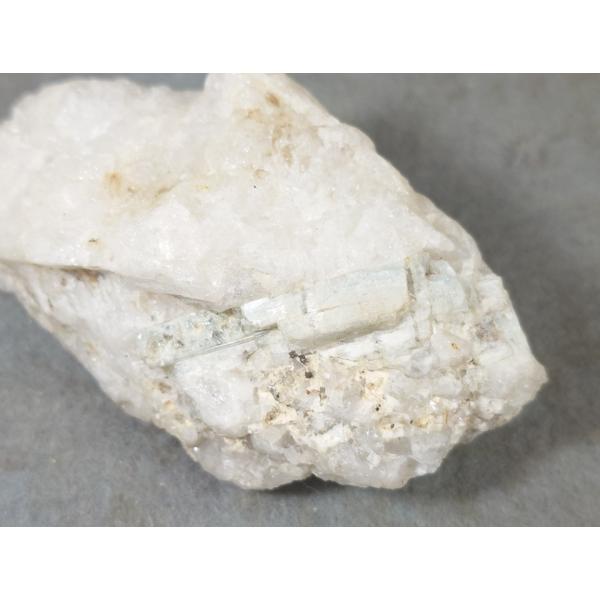 緑柱石(BERYL)産地　佐賀県佐賀市杉山石英中に埋没する淡い色合いの緑柱石。3cmほどの長さがありますが、半分ほど結晶面が失われています。