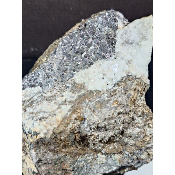 閃亜鉛鉱(SPHALERITE)産地　三重県熊野市紀和町紀州鉱山閃亜鉛鉱とともに黄銅鉱や方鉛鉱を伴うもの。脈石として方解石を伴っているため、方解石と接していた部分は、割れた際にルーズな自形結晶として観察することができます。