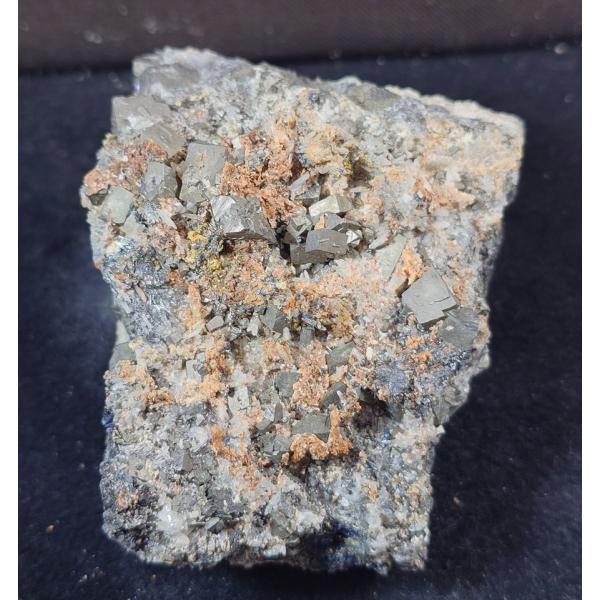 硫砒鉄鉱(ARSENOPYRITE)産地　愛知県北設楽郡東栄町粟代鉱山粟代鉱山は稲目鉱山とも振草鉱山とも呼ばれています。ここから産出する硫砒鉄鉱は古くは明治の頃から有名で、愛知県を代表する鉱物の一つといえます。細かい水晶や輝安鉱(もしくはベ...