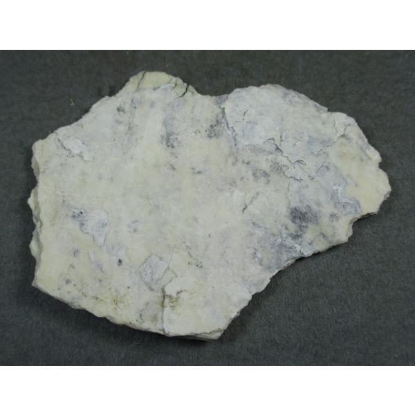 セピオ石(SEPIOLITE）産地　三重県いなべ市大安町石榑北山低変成のドロマイトスカルンの隙間にみられるもの。