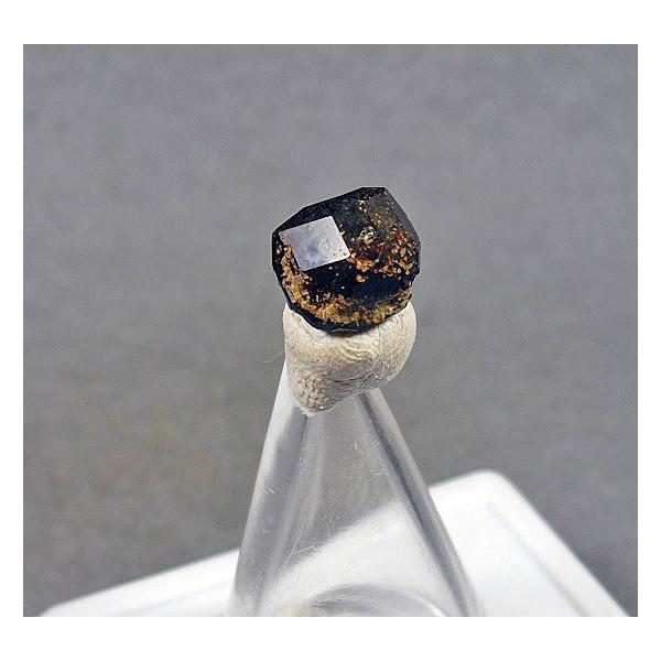 SPESSARTINE(満ばんざくろ石)長野県和田峠0272-08 産地　長野県小県郡和田村和田峠国産満ばんざくろ石の銘柄品産地。鉄分が多いため黒っぽい結晶です。結晶面の光沢が美しい標本。一部欠けが見られます。裏面の一部はは母岩と接していた...