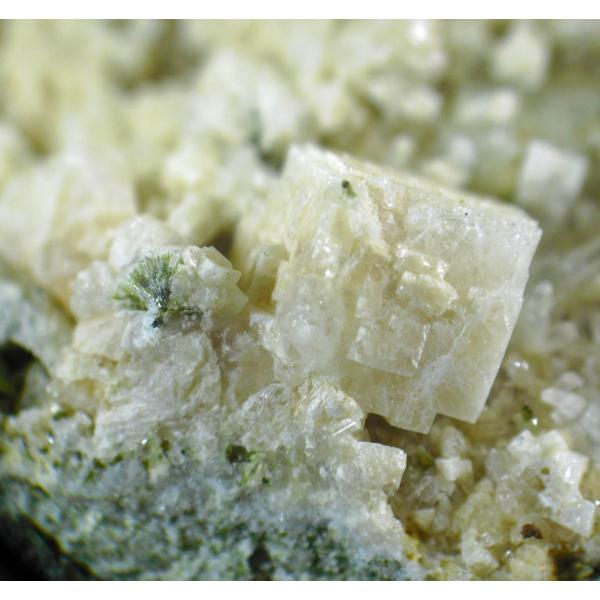 菱沸石(CHABAZITE)徳倉0979　産地　静岡県沼津市徳倉　7mmほどの菱沸石が一つ観察できます。ほとんどの菱沸石は2mm程度です。他に紫水晶、緑れん石、ぶどう石などがあります。母岩全体は約4.3kg。この標本を産出した石切り場も操業...
