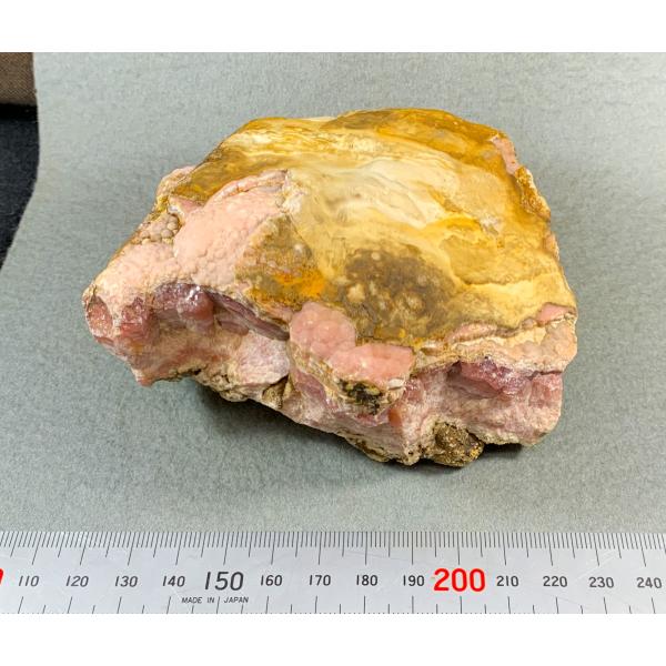 菱マンガン鉱(RHODOCHROSITE)　産地　北海道古平郡古平町稲倉石鉱山 ほぼすべて菱マンガン鉱の塊。約10cm　1kg