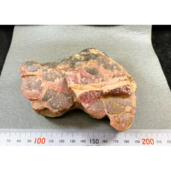 菱マンガン鉱(RHODOCHROSITE)　産地　北海道古平郡古平町稲倉石鉱山 ほぼすべて菱マンガン鉱の塊。約11cm　890g