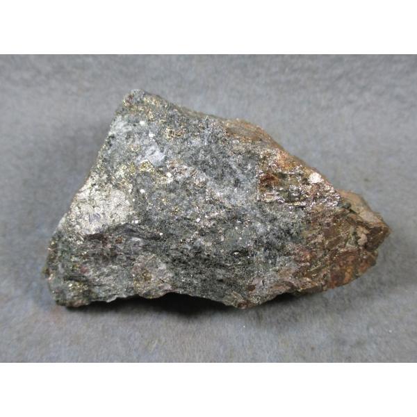 黄鉄鉱(PYRITE)産地　茨城県日立市日立鉱山いわゆる含銅硫化鉄鉱床を構成する黄鉄鉱。所々に黄鉄鉱の結晶面を観察することが出来ます。