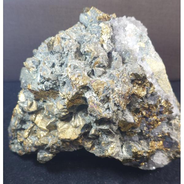 黄銅鉱(CHALCOPYRITE)秋田県鹿角市尾去沢鉱山1〜2cmほどの黄銅鉱結晶が見られます。二次鉱物に覆われている結晶が見られます。結晶面に照りは見られません。黄銅鉱の破面も多く見られます。約2.5kgあります。