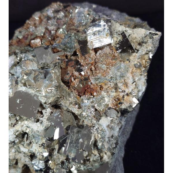 黄鉄鉱(PYRITE)　産地　秋田県鹿角郡小坂町小坂鉱山黒鉱の空隙に1cm近い黄鉄鉱の結晶がバラバラと見られる標本。黄銅鉱の結晶も見られますが、黄銅鉱の結晶表面には照りがありません。