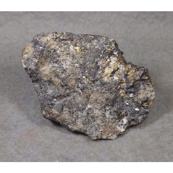 閃亜鉛鉱（SPHALERITE)　産地　兵庫県朝来市生野町生野鉱山主に閃亜鉛鉱からなる標本。閃亜鉛鉱はべっ甲亜鉛と呼ばれるタイプで、へき開面の所々に特徴的なべっ甲色を観察することが出来ます。