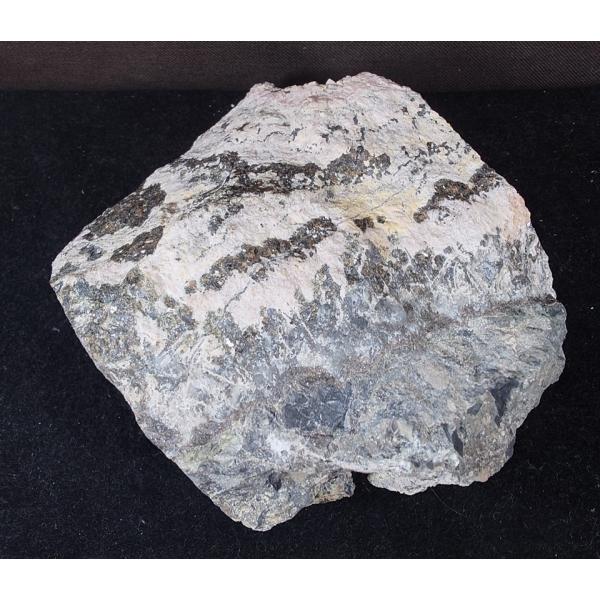 菱マンガン鉱(RHODOCHROSITE)産地　北海道余市郡仁木町然別　大江鉱山ピンク色の菱マンガン鉱と閃亜鉛鉱が見られるもの。閃亜鉛鉱は飴色のべっ甲亜鉛と呼ばれるタイプ。空隙に面した所には菱マンガン鉱の自形結晶が見られます。