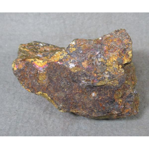 黄銅鉱(CHALCOPYRITE)茨城県日立市日立鉱山日立鉱山は現在の日立製作所の前身となった鉱山で、主に含銅硫化鉄鉱を採掘していました。この標本は、主に黄銅鉱からなり、一部に閃亜鉛鉱を伴っています。
