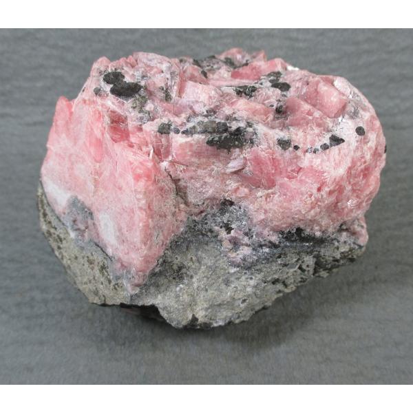菱マンガン鉱(RHODOCHROSITE)産地　北海道古平郡古平町稲倉石鉱山細かい本鉱と石英からなる母岩に結晶粒の粗い本鉱が見られる物。硫化鉱物を多く伴っています。全体的に軽く酸で洗ってあります。また二面がカッターで切断されています。