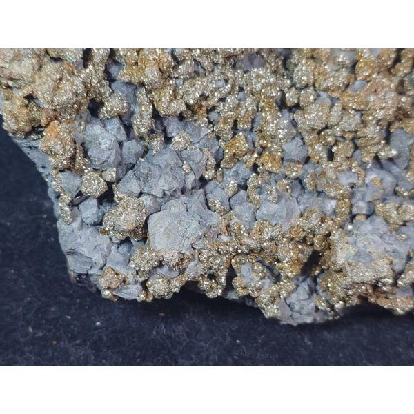 方鉛鉱・閃亜鉛鉱(GALENA)青森県中津軽郡西目屋村尾太鉱山方鉛鉱の結晶を覆う微細な黄鉄鉱の結晶。脈状に見られる方鉛鉱と閃亜鉛鉱。方鉛鉱には結晶面の照りは見られません。裏面には微細な菱マンガン鉱が水晶や黄鉄鉱などとともに見られます。