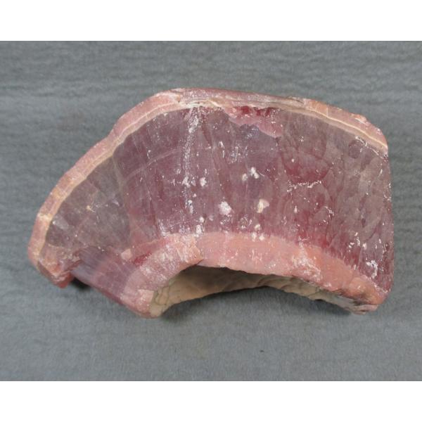 菱マンガン鉱(RHODOCHROSITE)産地　北海道古平郡古平町稲倉石鉱山本鉱のみからなる標本。比較的緻密な縞状の本鉱で硫化鉱物を伴っていません。透明感のある美しい紅色。おおよその重量は800gほどです。