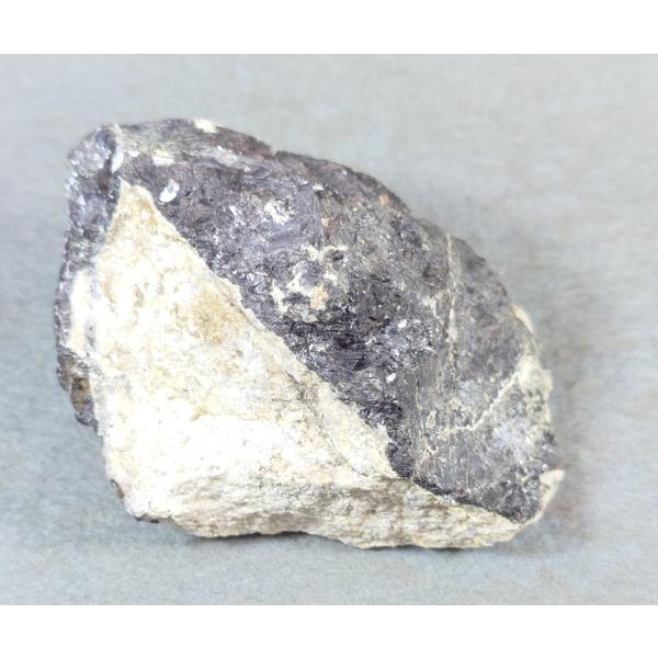 閃亜鉛鉱・方鉛鉱(SPHALERITE)産地　秋田県山本郡藤里町太良鉱山閃亜鉛鉱とともに方鉛鉱が見られます。