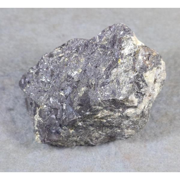 閃亜鉛鉱・方鉛鉱(SPHALERITE)産地　秋田県山本郡藤里町太良鉱山主に閃亜鉛鉱からなる標本。所々に黄鉄鉱や黄銅鉱が見られます。